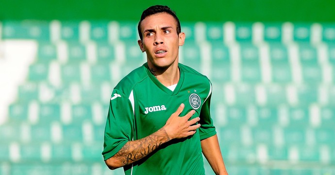 Watson "responde" a Veiga na bola e ganha elogios em novo papel no time