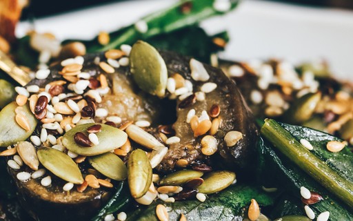 Receita: salada de catalonha, com berinjela e sementes tostadas - Casa ...