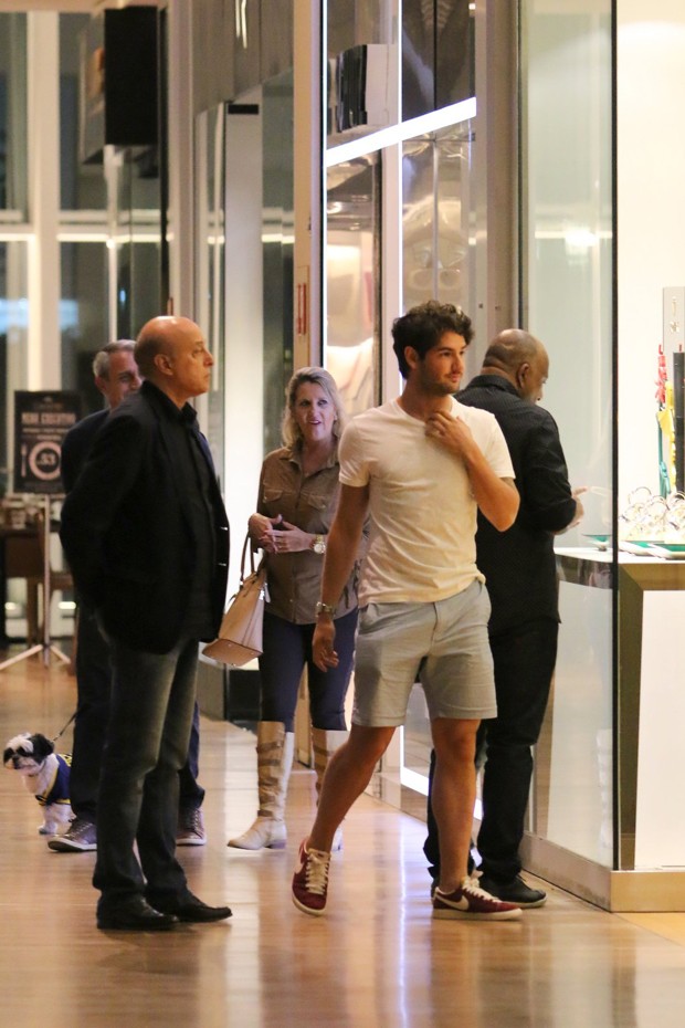 Sem Fiorella Mattheis, Alexandre Pato curte passeio em shopping do RJ ...