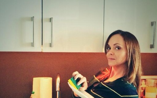 'Riccing Style'! Christina Ricci entra em pia e lava louça - Quem ...