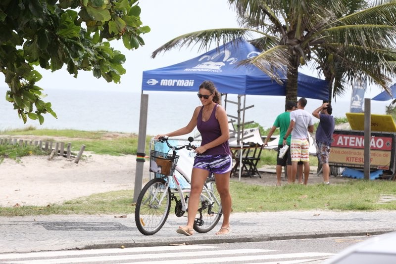 Débora Nascimento chama a atenção durante pedalada - Quem | QUEM News Débora Nascimento chama a atenção durante pedalada - Quem | QUEM News