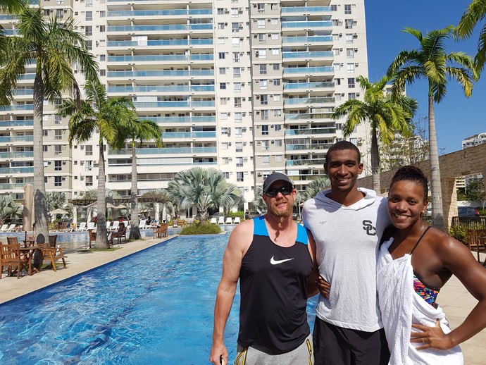 Campeã mundial, jamaicana treina em piscina de condomínio perto da Vila