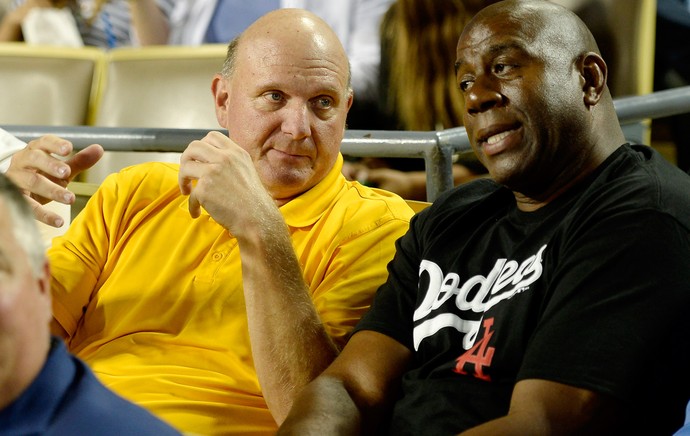 Magic Johnson recebe novo dono dos Clippers em partida de beisebol ...