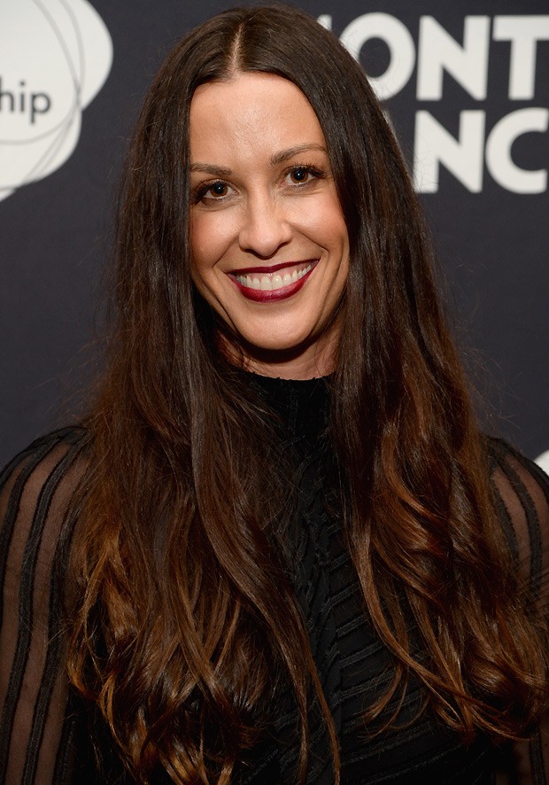 Mais cheinha, Alanis Morissette aproveita praia no Havaí - Quem | QUEM News