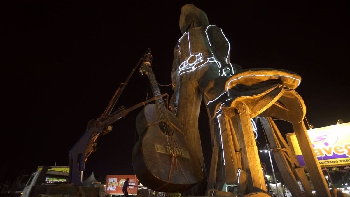 Símbolo do rodeio em Barretos, escultura gigante de peão ganha violão ...