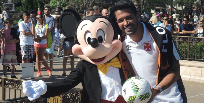 De volta à infância: Luan representa o Vasco em desfile na Disney