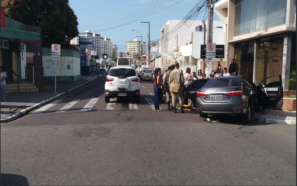 Colisão entre veículos de passeio deixa quatro pessoas feridas em Aracaju | Sergipe | G1