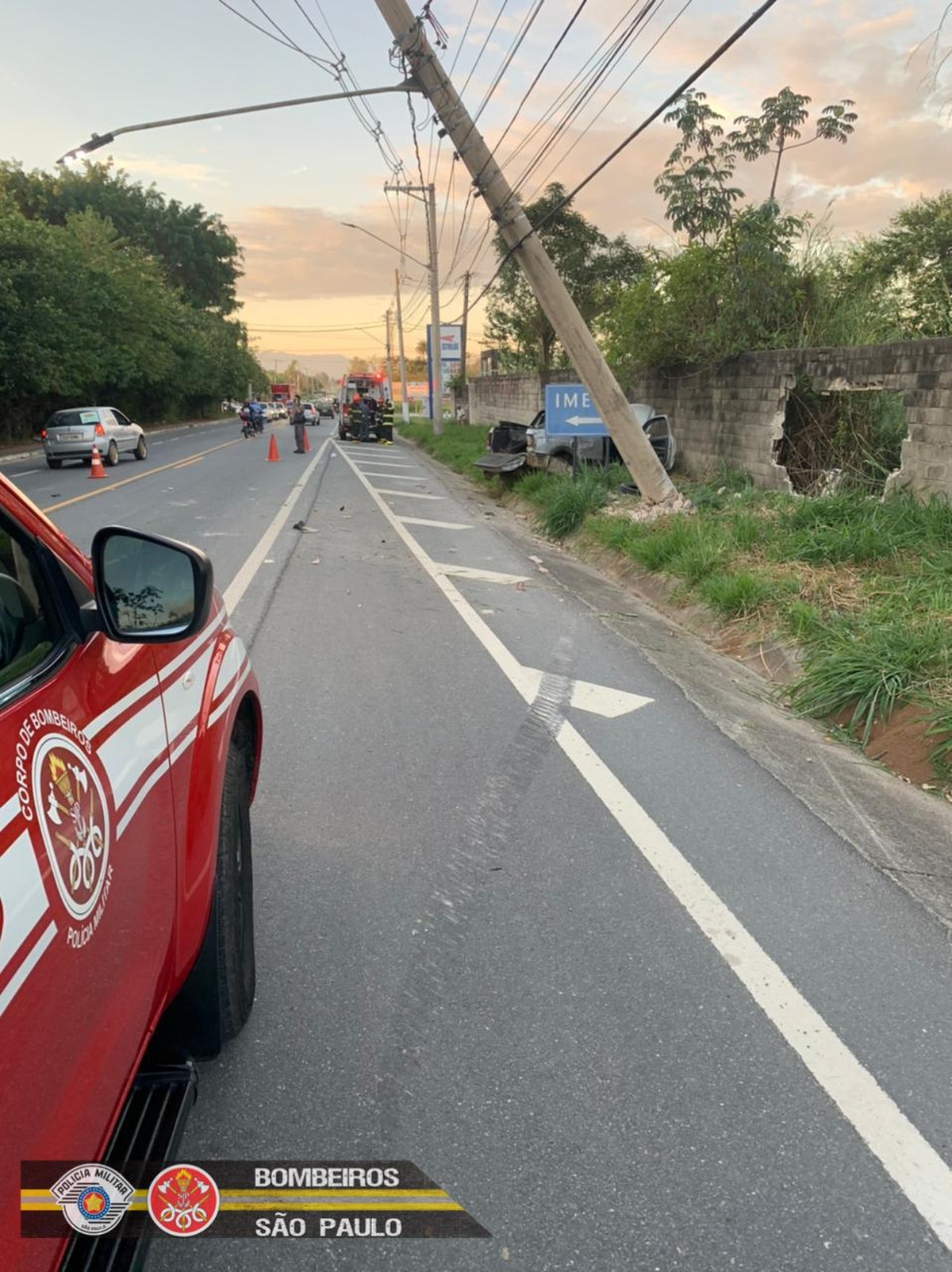 Duas pessoas ficam feridas após carro bater contra poste em Guará | Vale do Paraíba e Região | G1