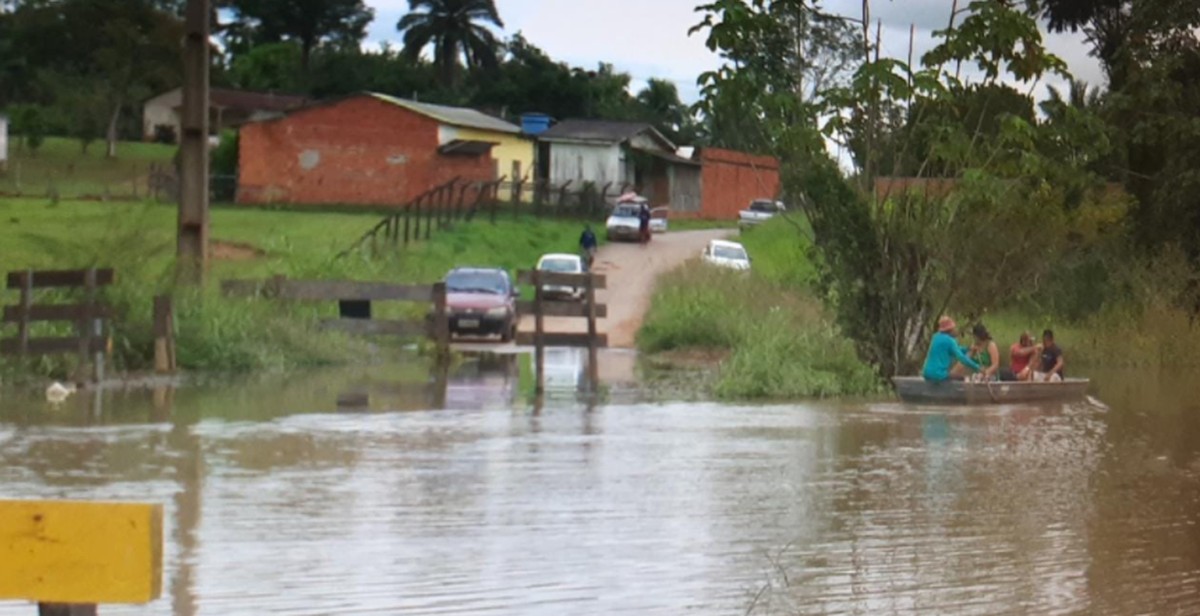Igarapé transborda e 200 famílias ficam isoladas em comunidade na zona rural de Rio Branco ...