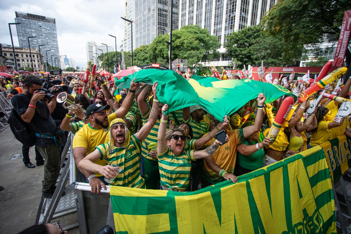 Torcedores se reúnem em 'Fan Fest' no Vale do Anhangabaú, em SP, para ...