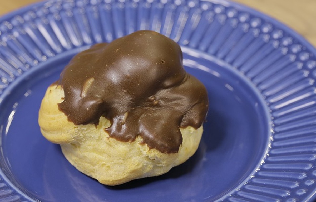 Bomba de creme com cobertura de chocolate | Que seja doce | Receitas