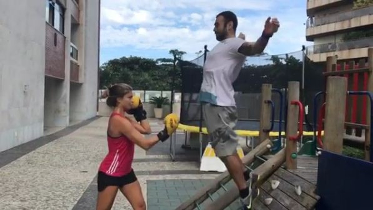 Grazi Massafera mostra muque em aula de luta com personal: "Popeye ...