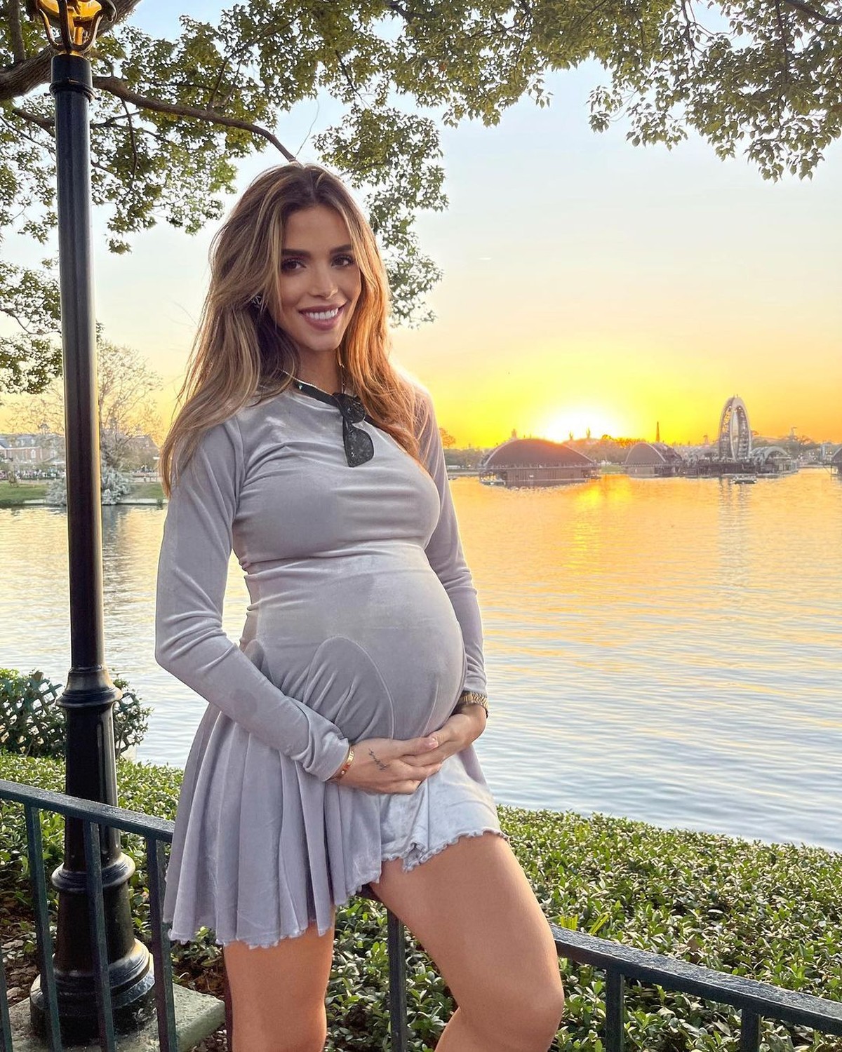 Carol Dias, grávida de sua segunda filha com Kaká, mostra varizes e pés ...