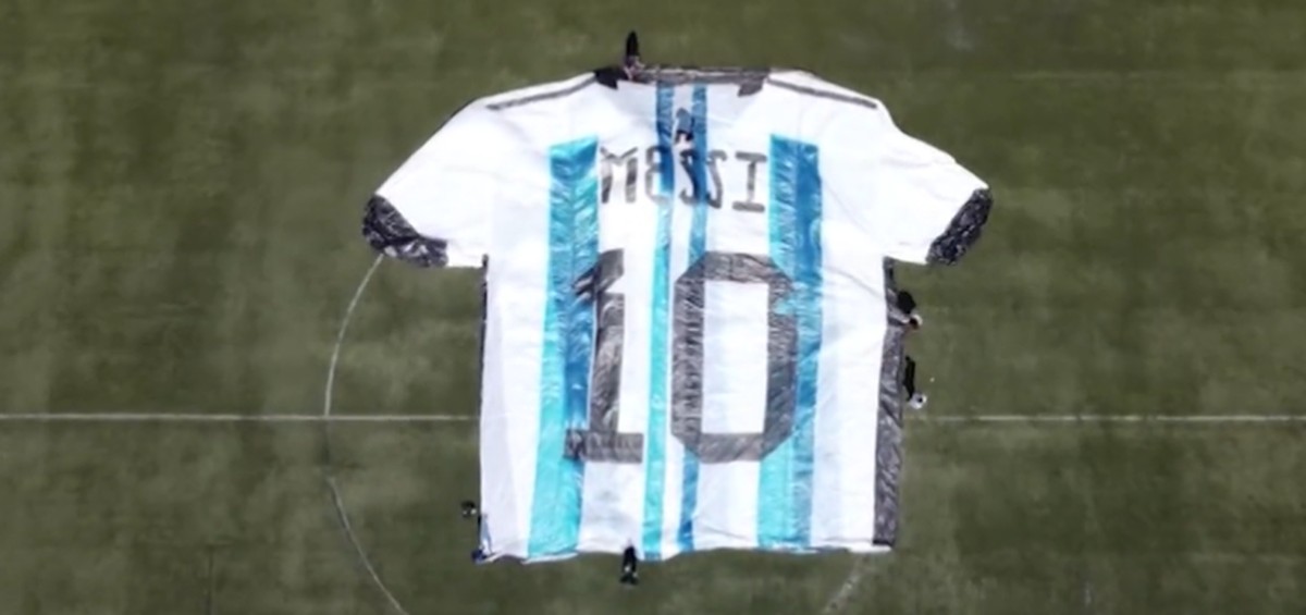 Torcedores na Colômbia criam camisa inflável gigante de Messi; veja ...