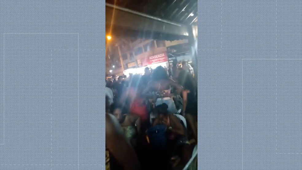 Roda de samba atrai multidão sem máscara no Rio; bares voltam a lotar