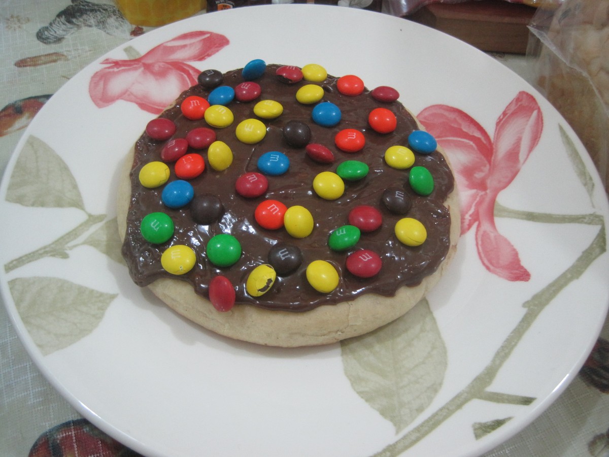 PIZZA DE BRIGADEIRO COM MMs | Pizzas | Receitas