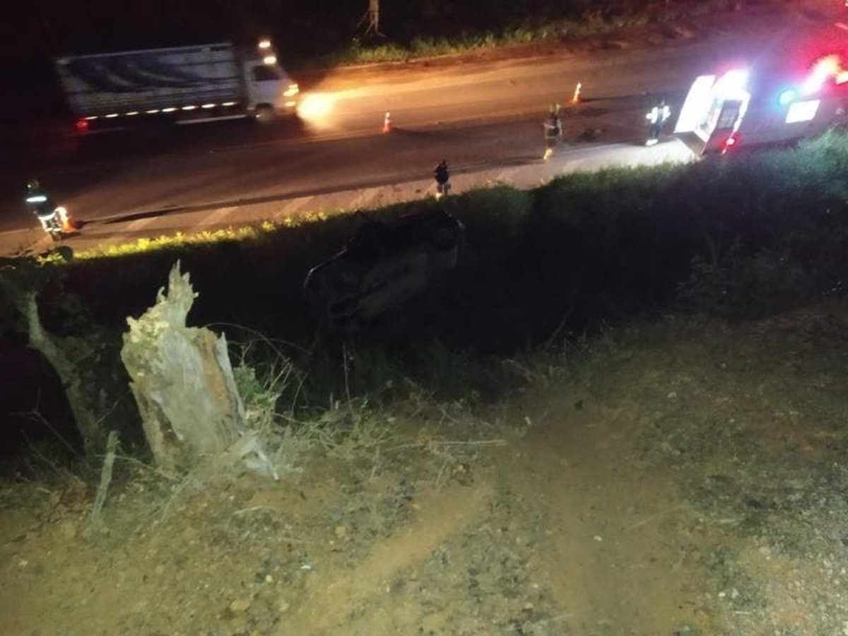 Motorista morre após capotar carro próximo de casa na BR-470 em SC | Santa Catarina | G1