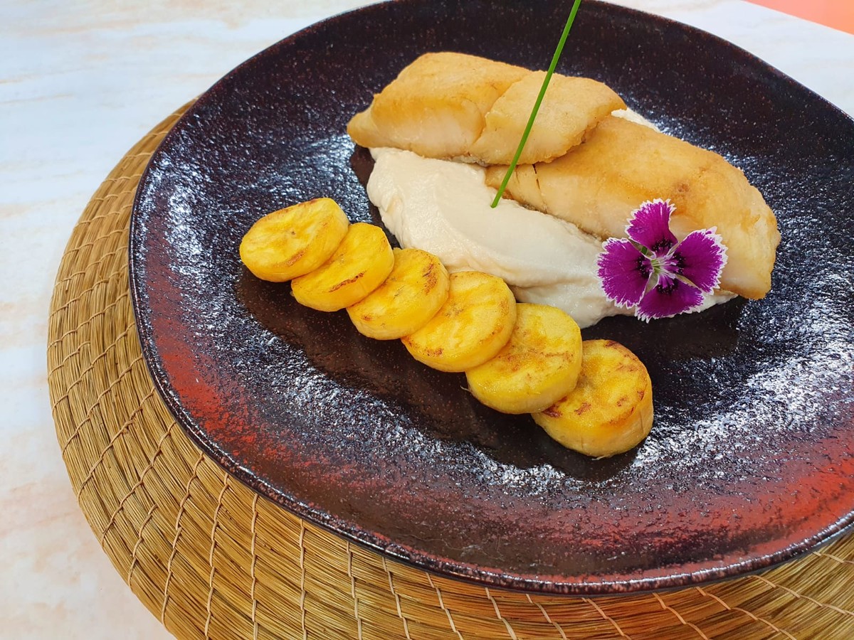 Robalo grelhado com musseline de pupunha e banana da terra é um prato ...