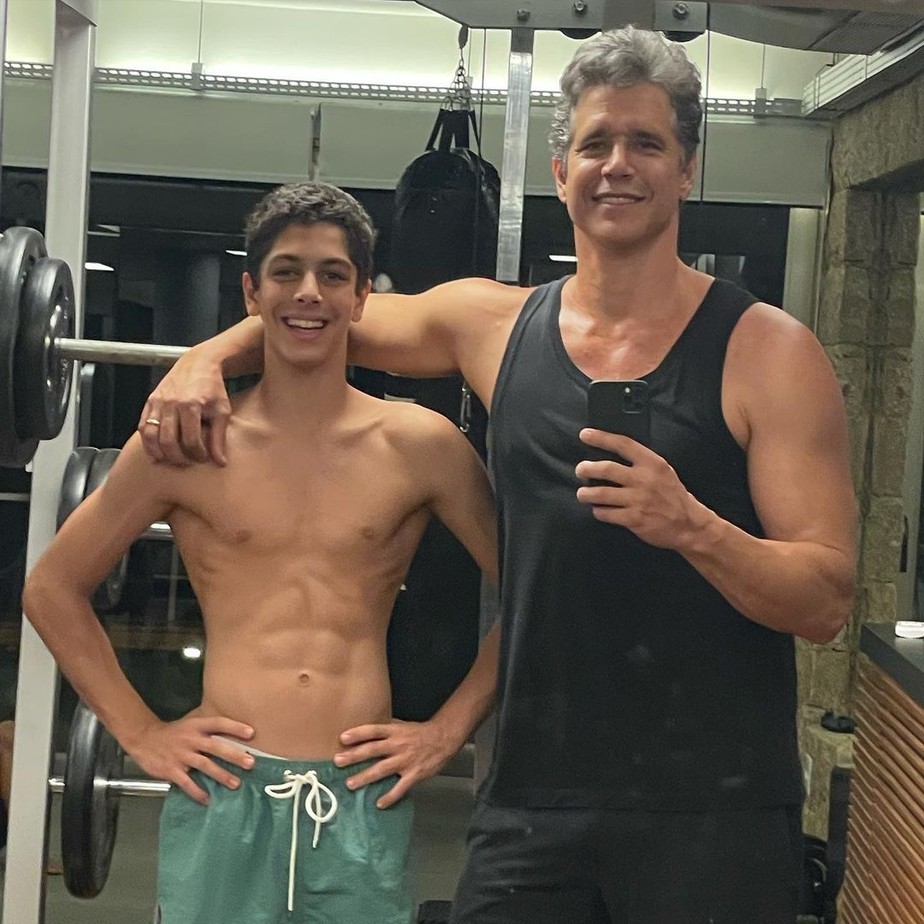 Marcio Garcia exibe treino com o filho de 13 anos, Felipe ...