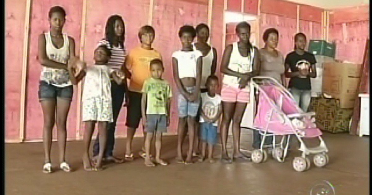 G1 - Famílias desabrigadas aguardam em barracão improvisado em Santa ...