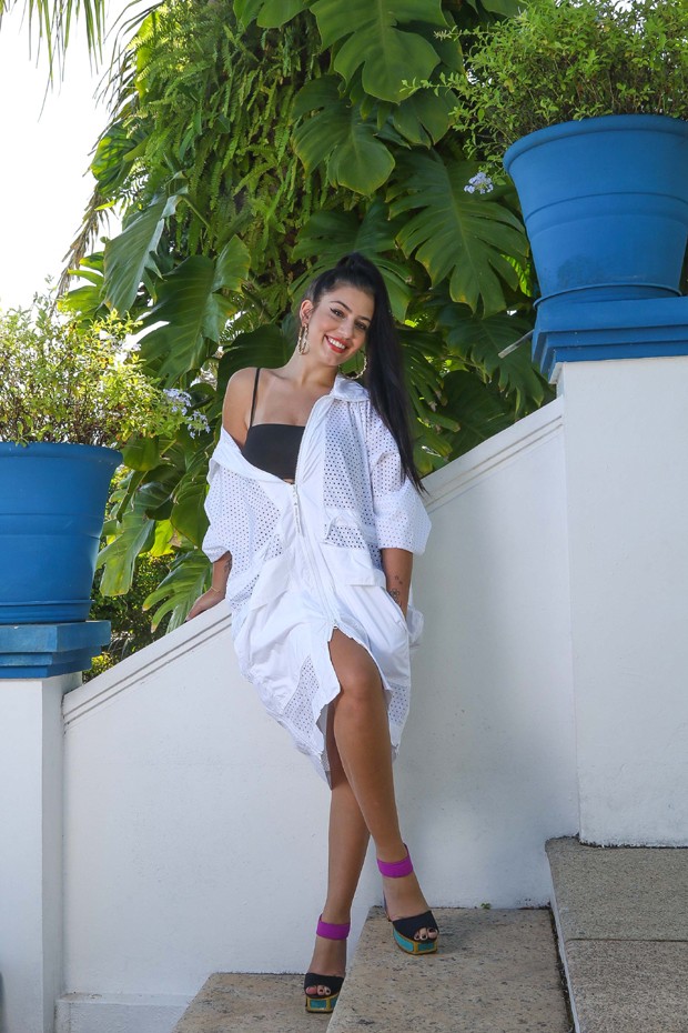 Cantora Clau faz pocket show na Casa QUEM de Verão - Quem | Casa QUEM