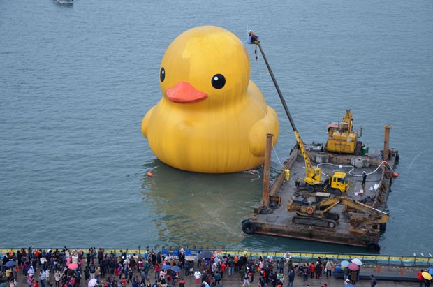 G1 - Vídeo mostra momento em que pato inflável gigante explode em ...