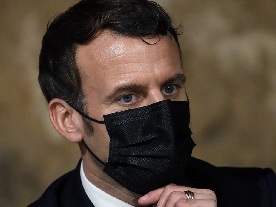 Macron leva tapa no rosto durante visita a cidade francesa; veja o ...