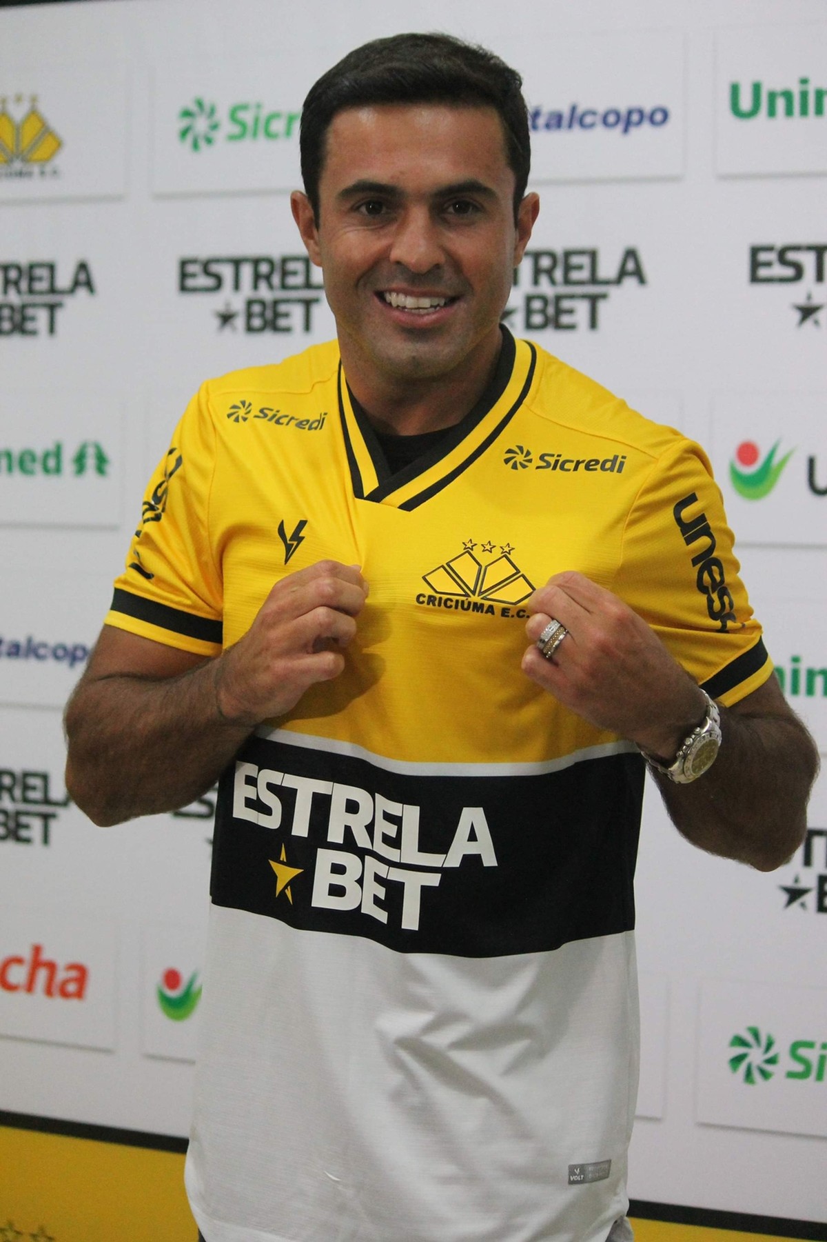 Eder é apresentado oficialmente no Criciúma: "É meu último clube ...