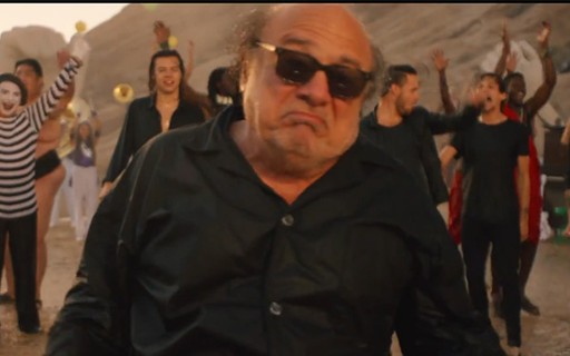 Danny DeVito se diverte horrores com One Direction em clipe de 'Steal ...