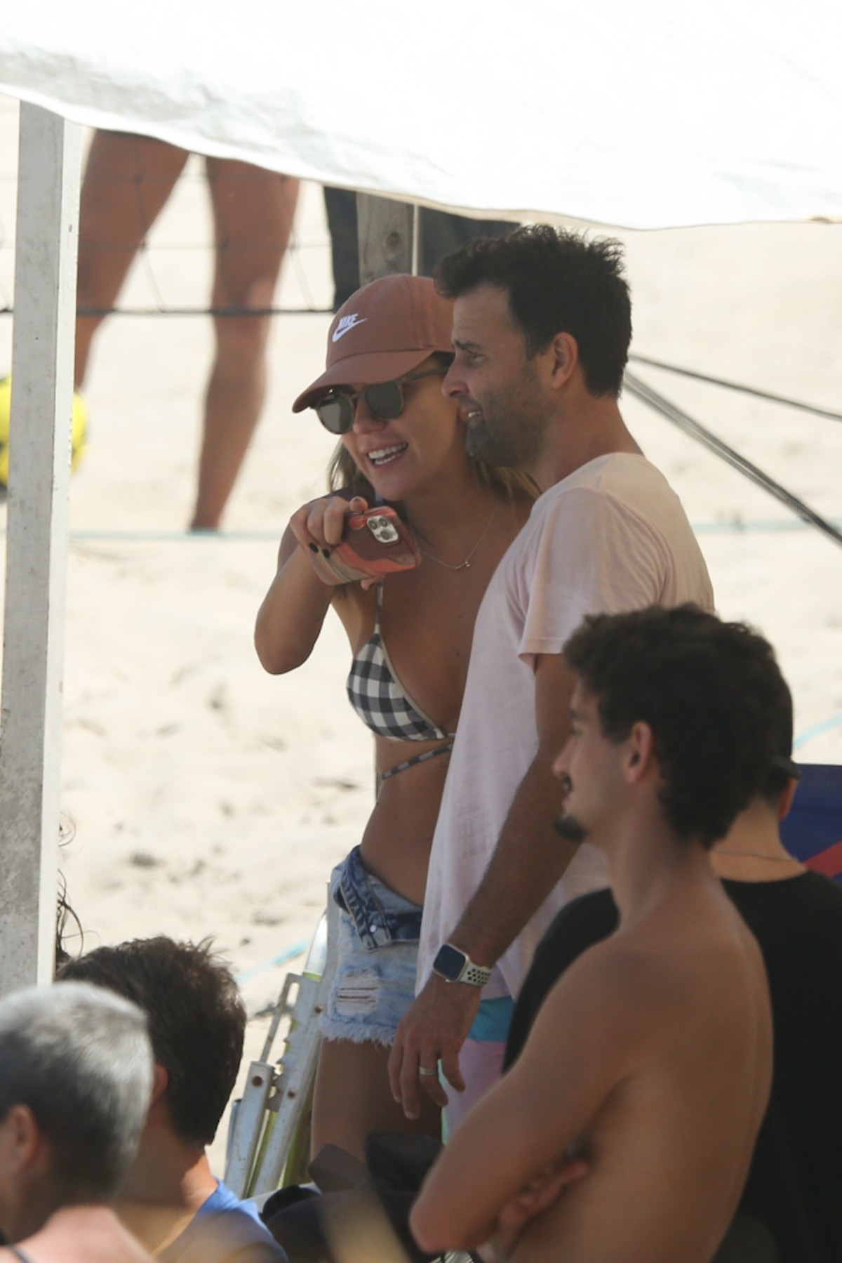 Apresentadora Bárbara Coelho curte praia e troca beijos com o marido - Quem | QUEM News