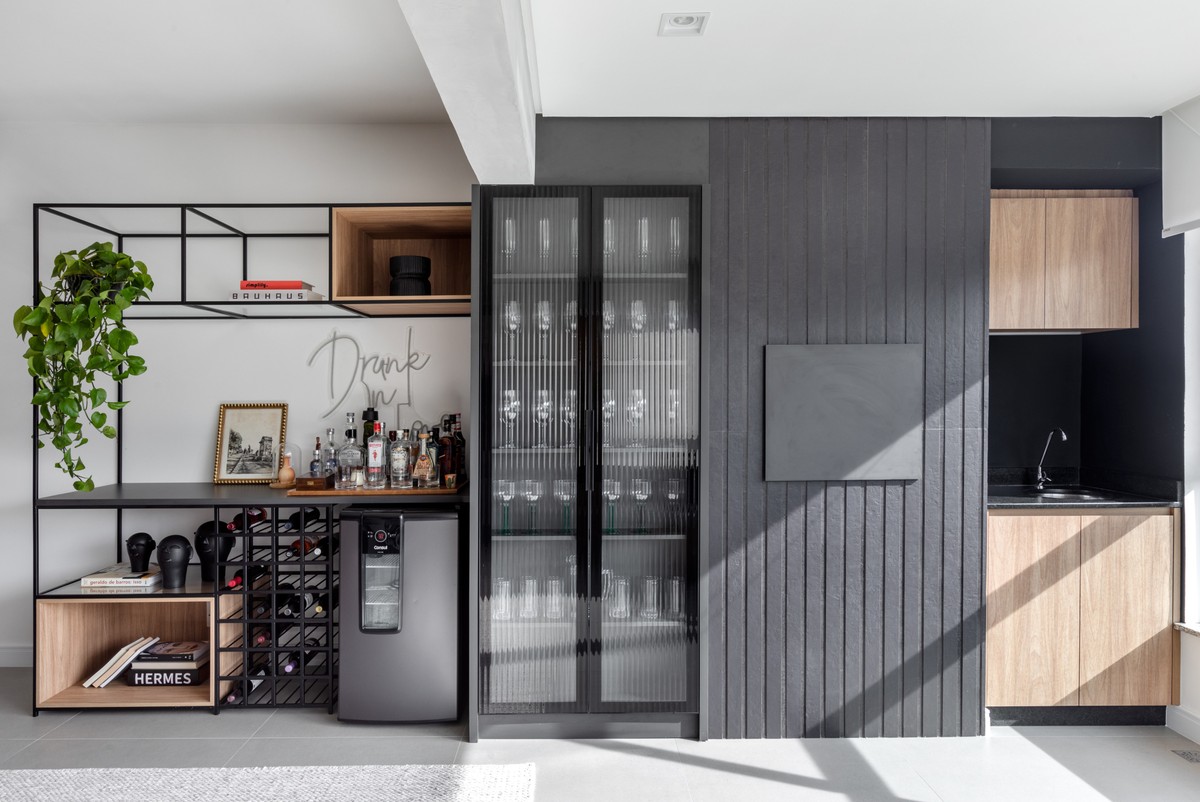 Décor do dia: sala de estar com bar integrado, adega pequena e ...
