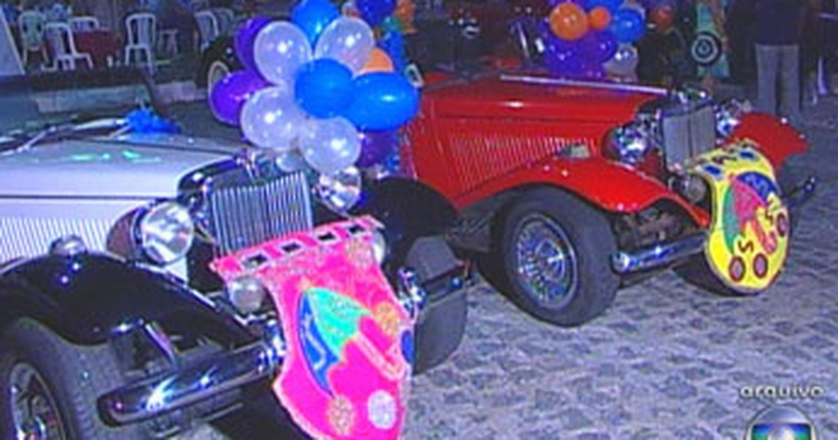 G1 - Desfile de carros antigos fantasiados anima ruas do Recife ...