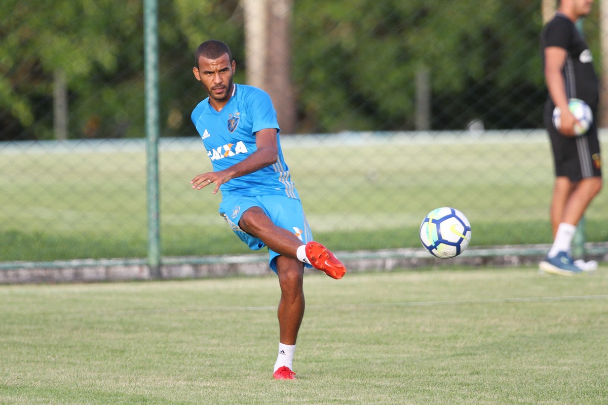 Ernando não tem fratura, mas desfalca Sport por até quatro semanas ...