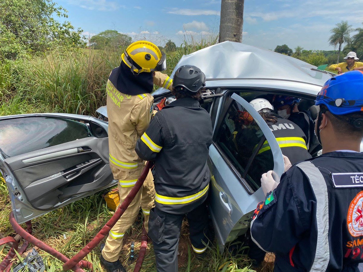Vítima fica presa às ferragens e é socorrida em estado grave após capotamento na PR- 482, em ...