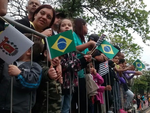 G1 - Centenas de pessoas acompanham desfile da Independência em Santos ...