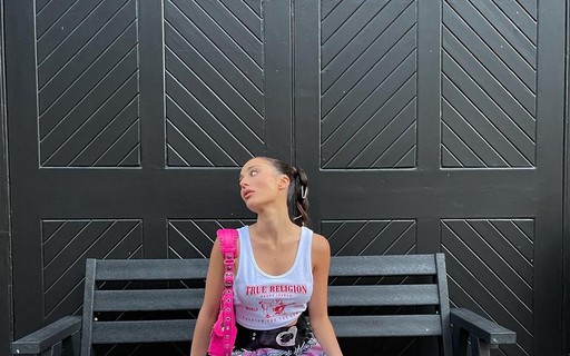 Felipe Neto exibe tatuagem estratégica ao posar de camisa aberta ...