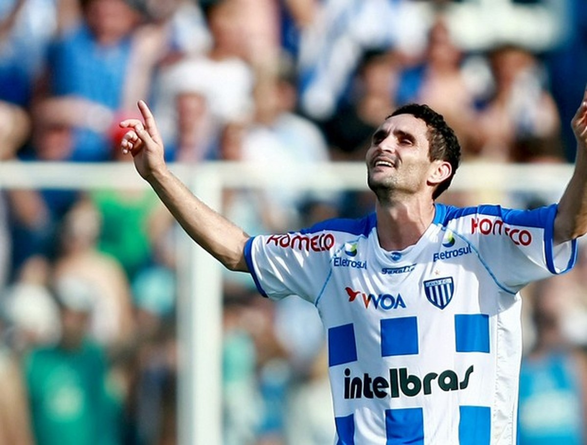 Mesmo filme, troca de atores: Caio passa papel de herói do Avaí a ...