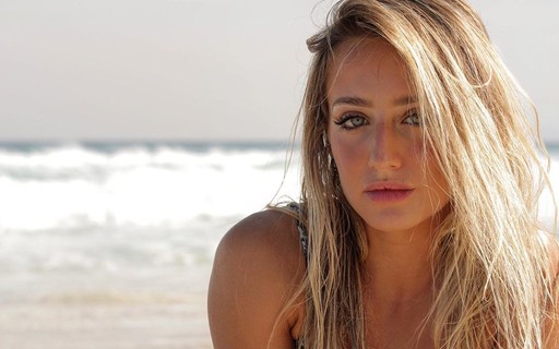 Bruna Griphao Capricha No Carão Em Clique Na Praia E Coleciona Elogios