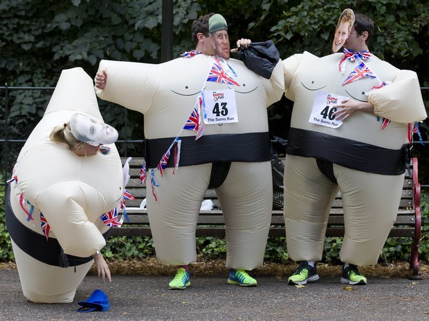 G1 - Parque em Londres recebe corrida com roupas de sumô infláveis ...