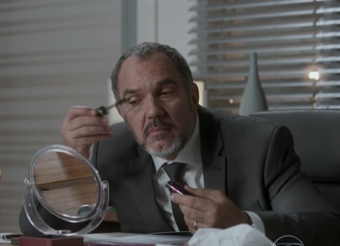 Germano experimenta máscara de cílios de concorrente - notícias em Beleza