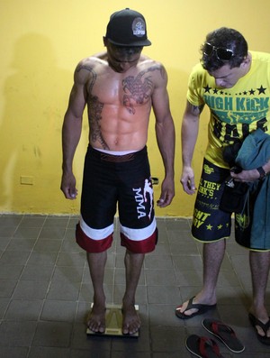 Atleta perde 1kg em meia hora e sofre para bater peso em evento de MMA ...