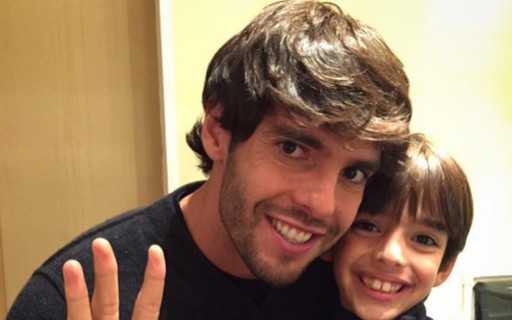 Parecidos! Kaká parabeniza Luca por aniversário - Quem | QUEM News
