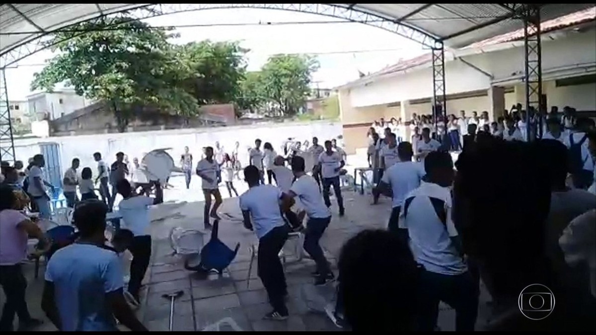 Alunos Brigam E Arremessam Cadeiras Em Confronto Dentro De Escola