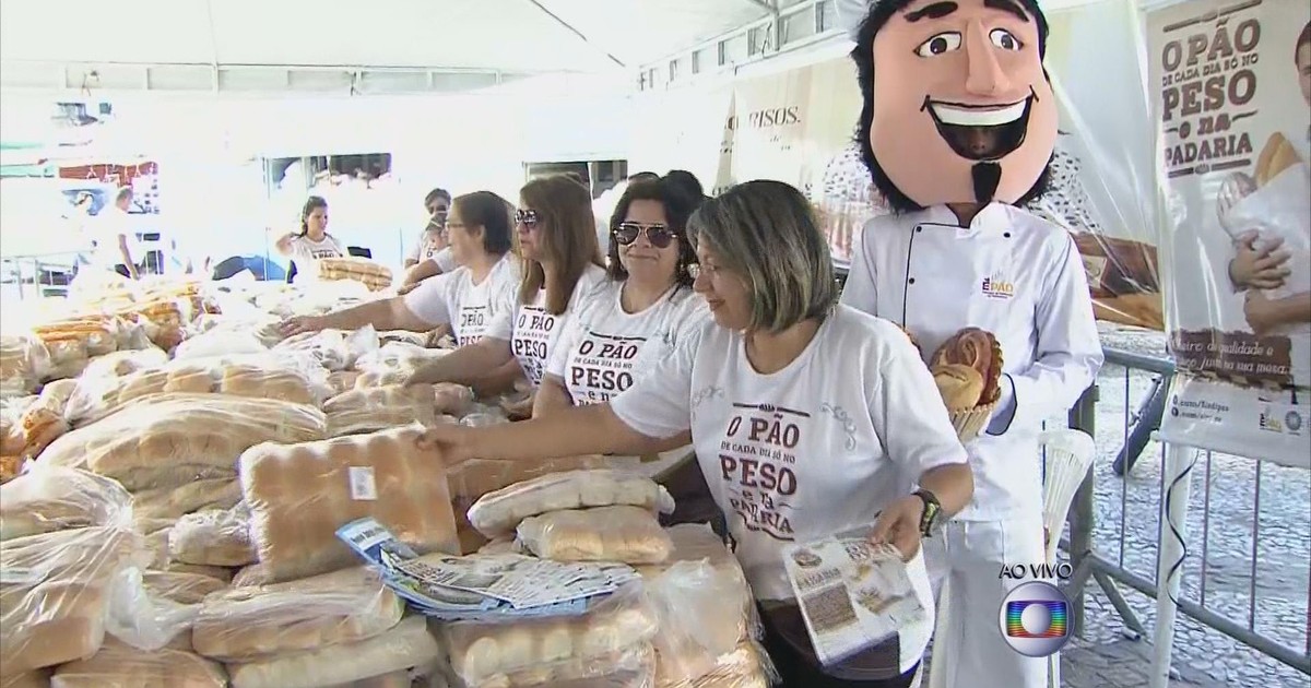 G1 - Ação troca material reciclável por pão no Pátio do Carmo, no ...