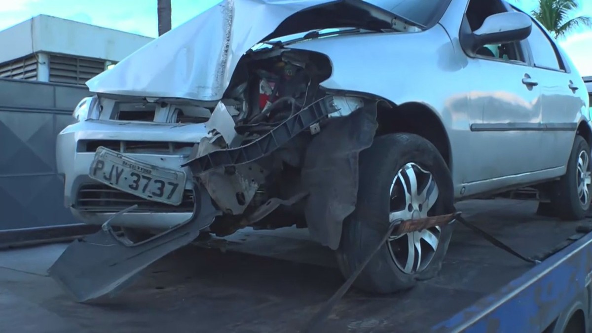 Motorista perde controle e carro bate em poste no bairro do Comércio, em Salvador; abertura de ...