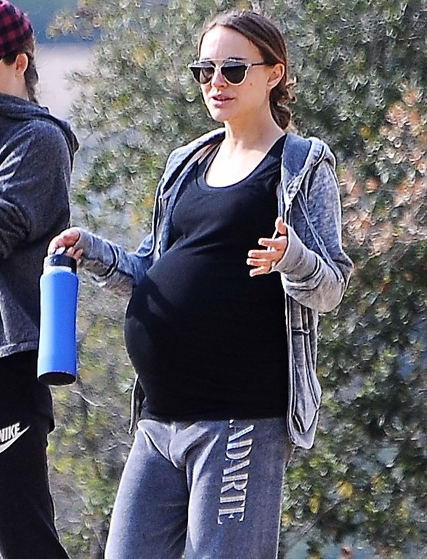 Quase lá! Natalie Portman exibe barriga enorme da segunda gravidez ...
