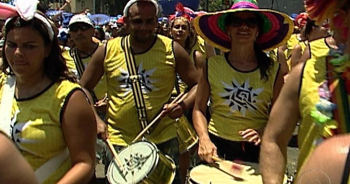 G1 - Ainda em clima de carnaval, bloco atrai multidão à Praia do Leme ...