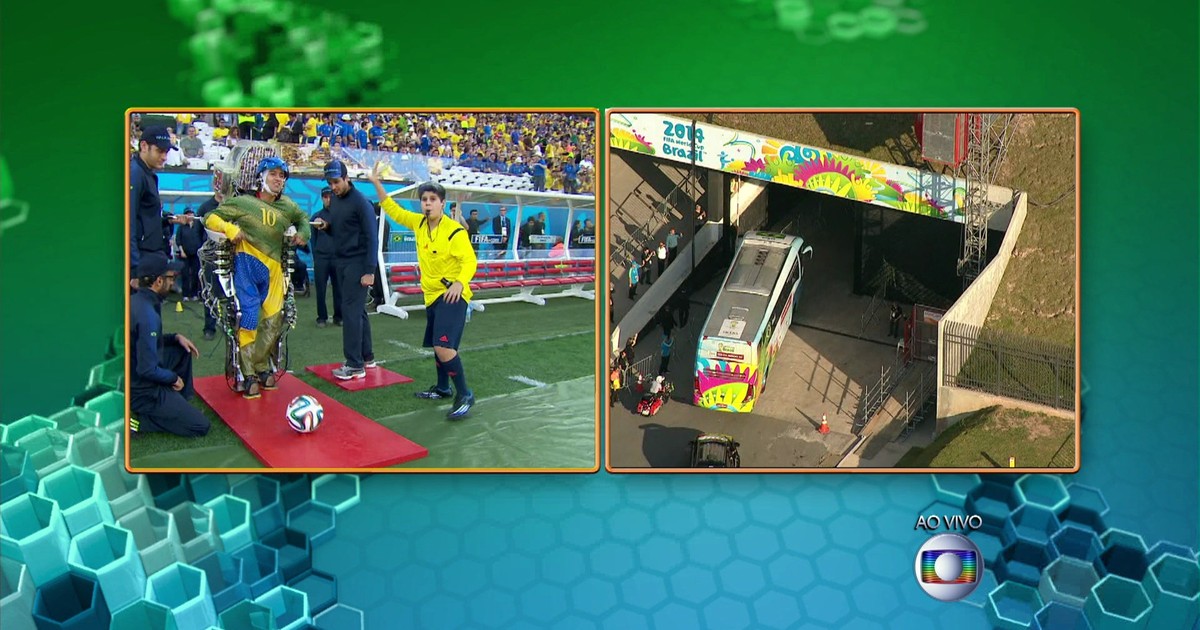 G1 - Jovem paraplégico usa exoesqueleto e chuta bola na abertura da ...