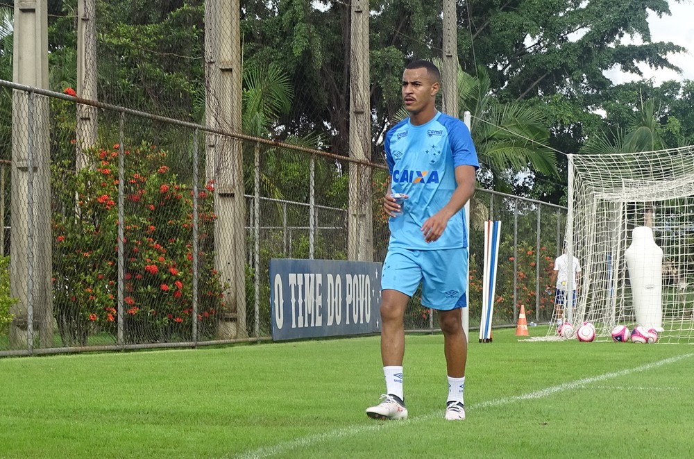 Sem espaço no Cruzeiro, Victor Luiz deve ser emprestado ao futebol ...