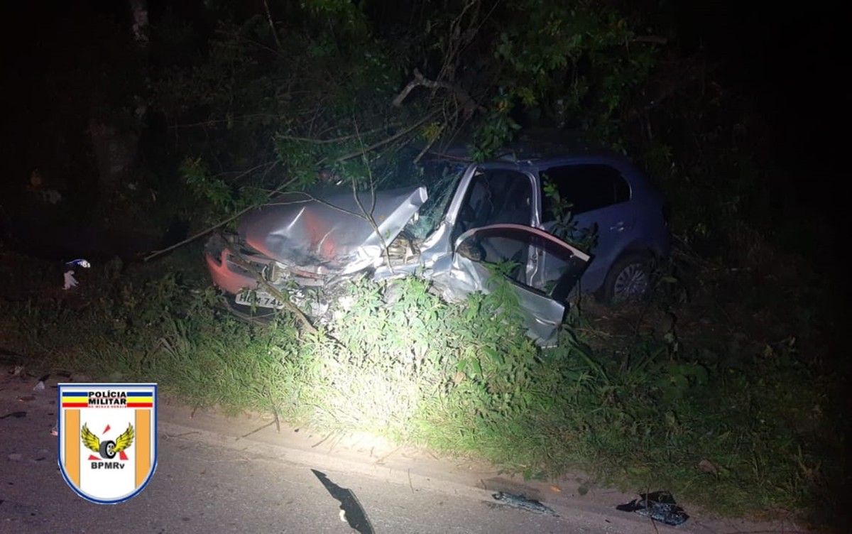 Motorista fica ferido após batida entre carros na MG-290, em Pouso ...